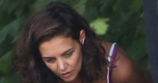 Katie Holmes Flashes Boobs While Bending Over See The Wardrobe Mishap